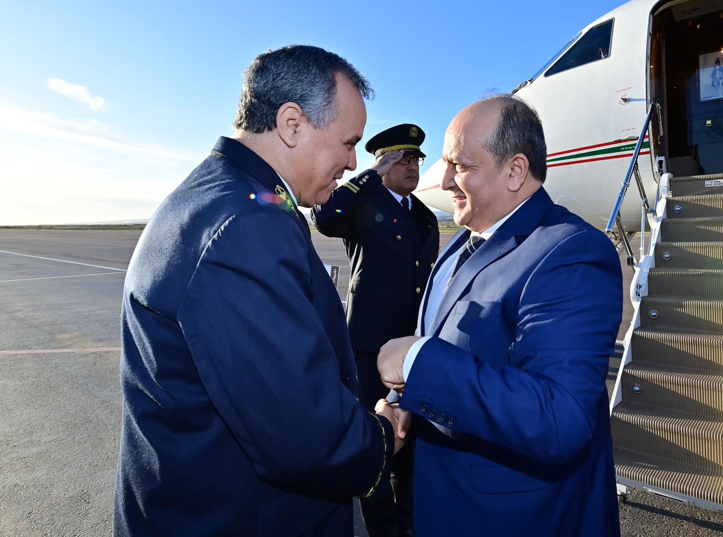 Arrivée du Premier ministre à Oran pour présider l'ouverture de la 1e ...