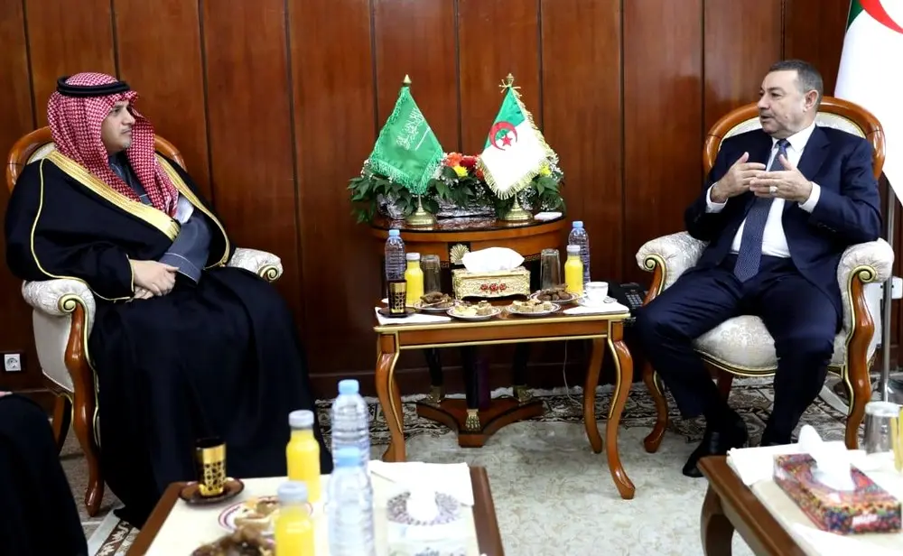 Sayoud reçoit le président de l'Université arabe Naif des sciences de ...